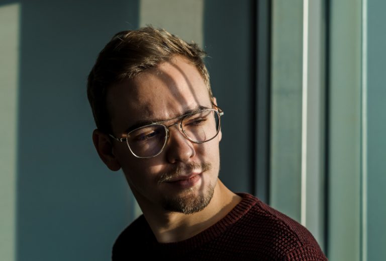 8 Gründe, warum er fremdgeht, obwohl er dich liebt 8 Gründe, warum er fremdgeht, obwohl er dich liebt