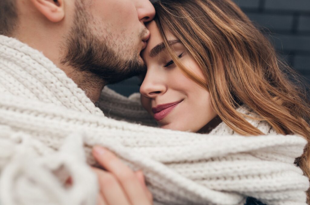 7 Küsse – 7 Geheimnisse: Was sie wirklich über seine Liebe zu dir verraten!