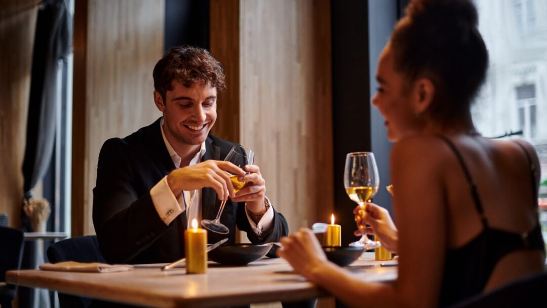 Steht er auf dich – oder ist er nur höflich? Diese 7 Zeichen verraten es!