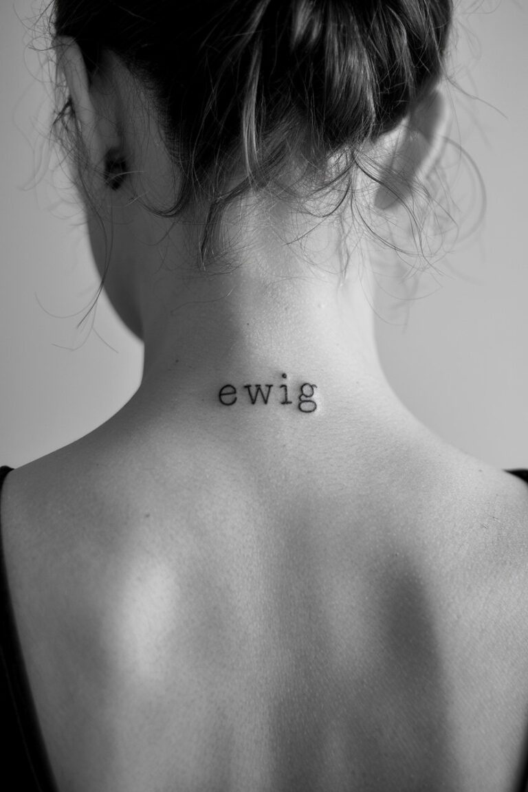25 Kraftvolle Ein-Wort-Tattoos für eine klare Aussage